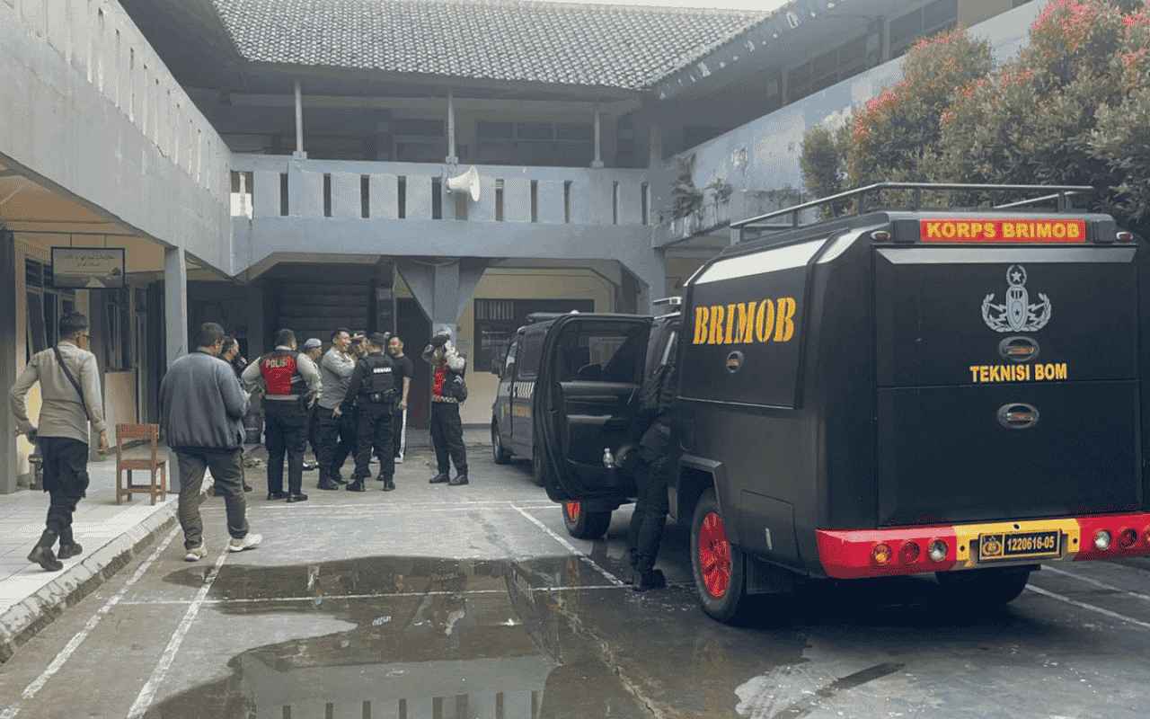 Tim Gegana Brimob Dikerahkan untuk Memeriksa Sekolah di Depok Terkait ...